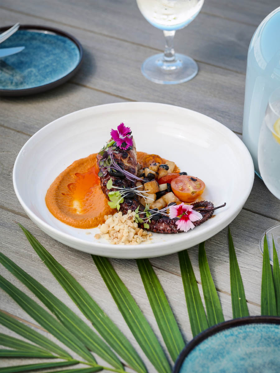 Elements Bar Naples Beach Restaurant | LaPlaya Beach & Golf