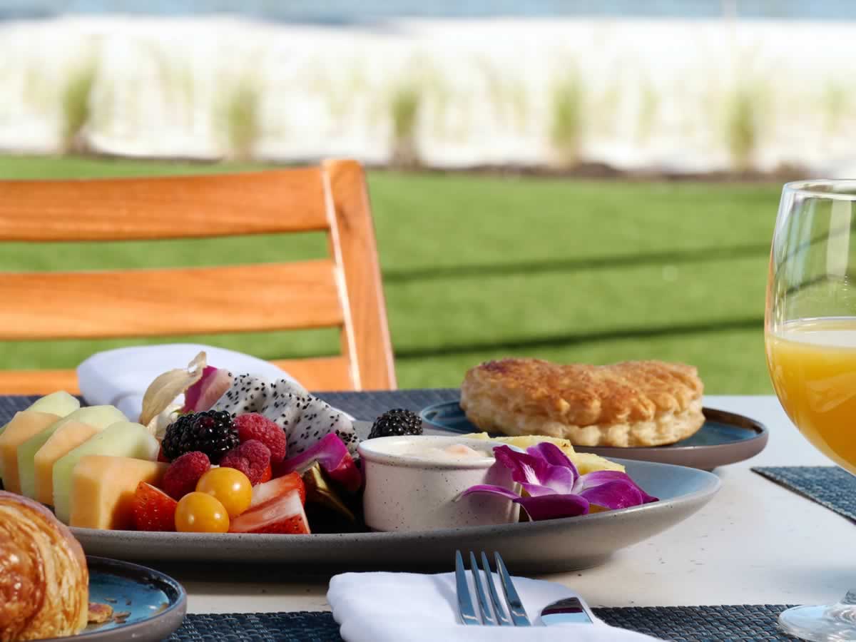Elements Bar Naples Beach Restaurant | LaPlaya Beach & Golf